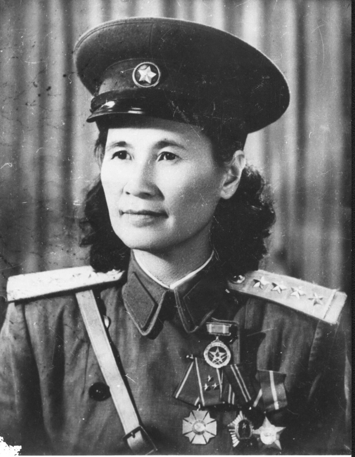 CHIẾC BÌNH TOONG CỦA “NỮ KIỆT MIỀN ĐÔNG” ANH HÙNG LỰC LƯỢNG VŨ TRANG HỒ ...